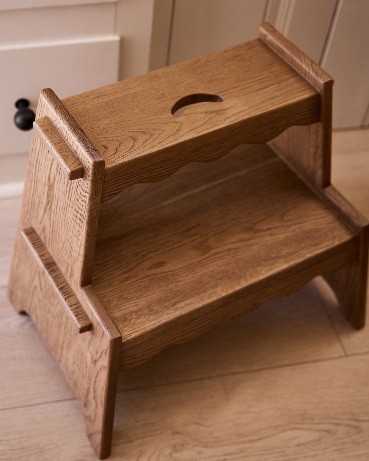 hati home editions - margot step stool oak – Hati Home